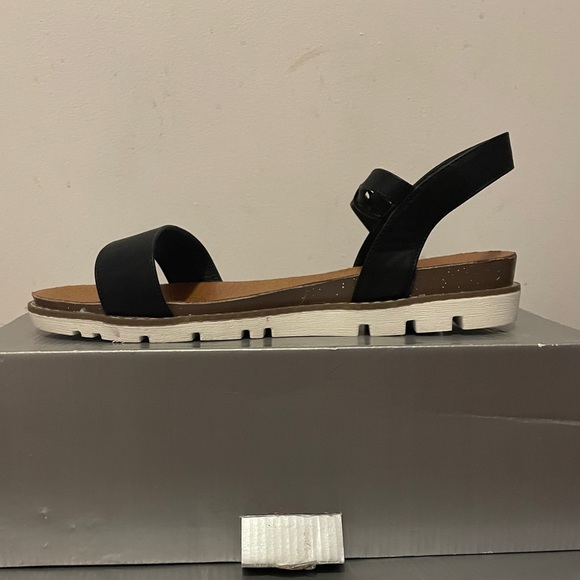 cloudwalkers | Shoes | Brand New Black And White Cloud Warmers Sandal ...
